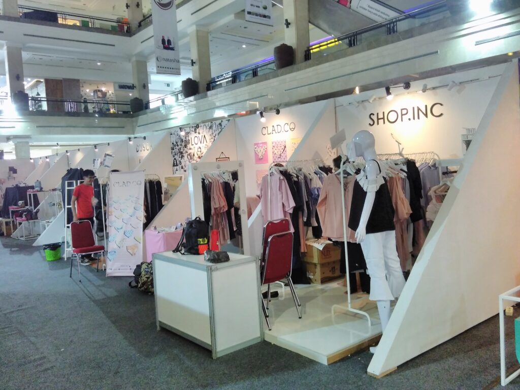 Booth kayu standar Mall - Desainstand